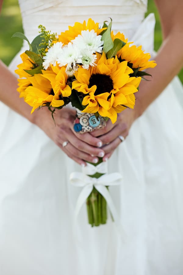 26 Sunflower Bouquet Ideas That Bring the Sunshine to Your Wedding Day ...