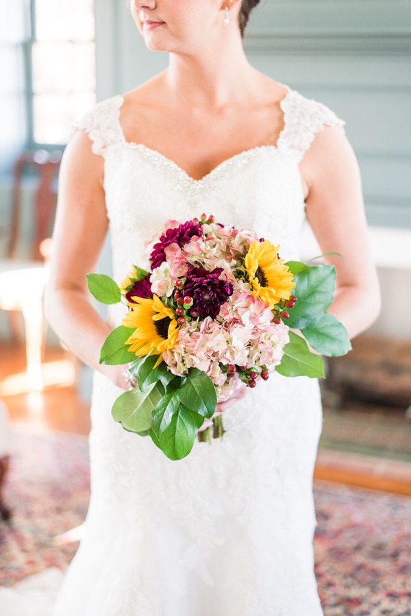 26 Sunflower Bouquet Ideas That Bring the Sunshine to Your Wedding Day ...